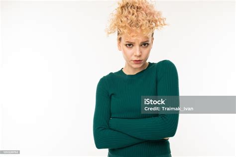 매력적인 곱슬 금발의 소녀 와 팔 교차 에 A 흰색 배경 와 카피 스페이스 곱슬 머리에 대한 스톡 사진 및 기타 이미지 곱슬