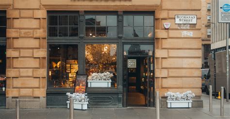 가게 앞 건물 외관 건축 관광 명소 글래스고 글래스고 시티 꽃 장식 도로 표지판 도시 건축 도시 산책 도시 쇼핑 도시 장식 도시 탐사 도시 풍경