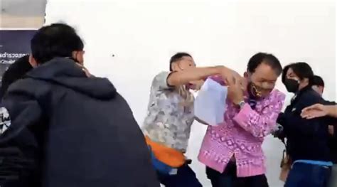 ศรีสุวรรณ โดนต่อยยับ ระหว่างแถลงข่าวร้องสอบ โน้ส อุดม ปมเดี่ยว 13 ประชาไท