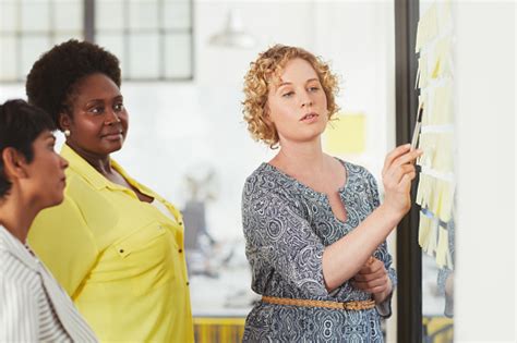 현대 사무실에서 접착제 노트로 브레인 스토밍하는 세 명의 사업가 노랑에 대한 스톡 사진 및 기타 이미지 노랑 브레인스토밍 사람들 Istock