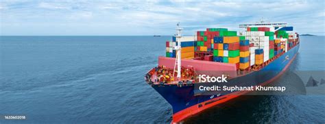 맞춤형 컨테이너 창고에서 컨테이너를 운반하는 화물 컨테이너 선박의 항공 측면 보기는 푸른 하늘에서 선박 서비스로 해상 개념 화물 운송으로 이동합니다 화물 운송 선박에 대한