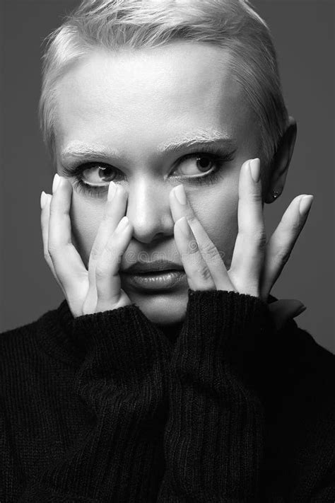 Retrato En Blanco Y Negro De Pelo Corto Hermosa Mujer Joven Con Brocas