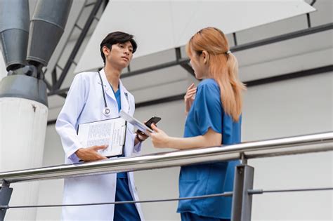 의료 전문가는 의료 시설 실내 환경에서 환자 치료에 대해 논의합니다 Seo 영향을 위한 협업 장면 간호사에 대한 스톡 사진 및 기타 이미지 Istock