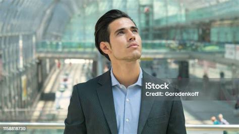 양복을 입은 젊은 잘생긴 사업가의 초상화 역에서 위를 보고 미소 건설의 배경에 걷기에 대한 스톡 사진 및 기타 이미지 걷기 경영자 고풍스런 Istock