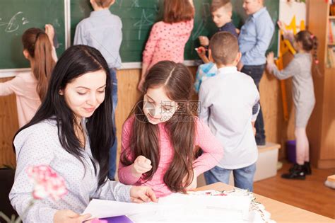 年轻教师在课间休息期间帮助教高清图片下载 正版图片 摄图网