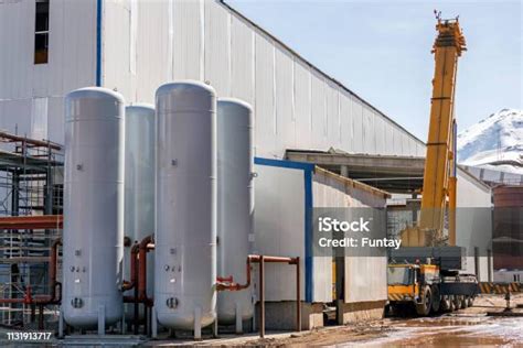 산업 플랜트의 수직 원통 및 공정 배관의 압력 용기 압력 용기는 가스 또는 액체를 주변 압력과 실질적으로 다른 압력으로 유지 하도록 설계 된 용기입니다 물리적 압력에 대한