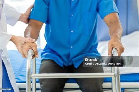 병원 환자와 어깨 통증을 치료하는 물리 치료사 물리 치료 전문가는 물리 치료에서 환자를 돕습니다 근육 약화와 피로에 대해 2명에 대한 스톡 사진 및 기타 이미지 Istock