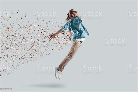 자유 회색 배경에 대해 호버링하는 동안 팔을 뻗어 유지하는 잘 생긴 젊은 남자의 전체 길이 색종이 조각에 대한 스톡 사진 및 기타 이미지 Istock