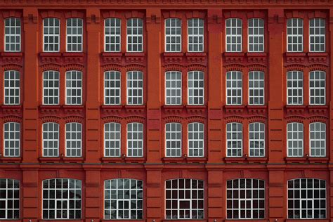 창문이 많고 시계가 많은 빨간 건물 사진 Unsplash의 무료 건물 이미지