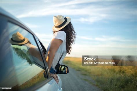 모자를 쓴 젊은 여성이 차 창 밖으로 몸을 고집합니다 자유와 모험 개념 날기에 대한 스톡 사진 및 기타 이미지 날기 차