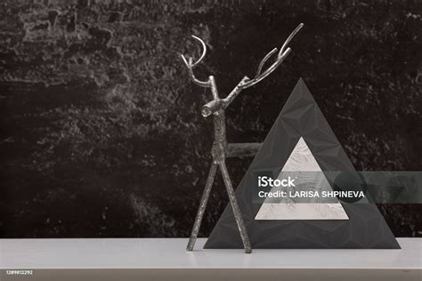 식물 분지 릴리프 소나무 가지가 있는 세련된 거실 인테리어와 원뿔 벽에금속 사슴이 있습니다 Xmas 장식 3d 식물 석고 장식 객실의 현대적이고 고급스러움있는 인테리어 3