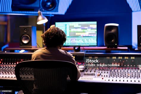 사운드 엔지니어가 컴퓨터의 디지털 오디오 인터페이스로 트랙을 편집합니다 관제실에 대한 스톡 사진 및 기타 이미지 관제실 기술자 녹음실 Istock