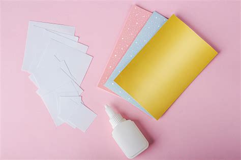 Diy와 아이의 창의력 종이 접기의 개념 단계별 지시 크리스마스 트리 종이 접기로 인사말 카드를 만드는 방법 단계2 종이에서 사각형을 절단합니다 새해 공예 Diy에 대한