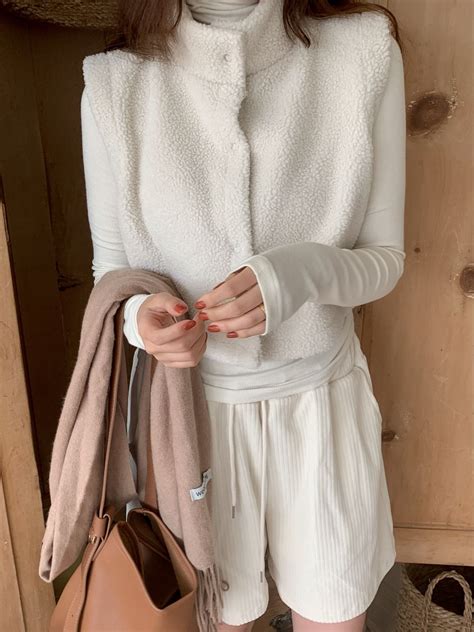 😎올해도주문폭주🤩양털조끼 크롭 뽀글이 단추 하이넥 겨울 여성 베스트 에이블리