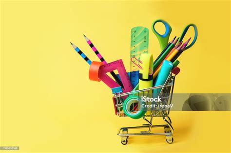다시 학교 개념 쇼핑 카트 및 다채로운 연필 사각 통치자가 위 클립 파스텔 노란색 배경에서 마커 가위에 대한 스톡 사진 및 기타 이미지 Istock