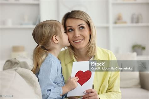 어린 딸이 집에서 인사말 카드로 엄마에게 키스하고 축하합니다 해피 어머니의 날 2명에 대한 스톡 사진 및 기타 이미지 2명 3월 5월 Istock