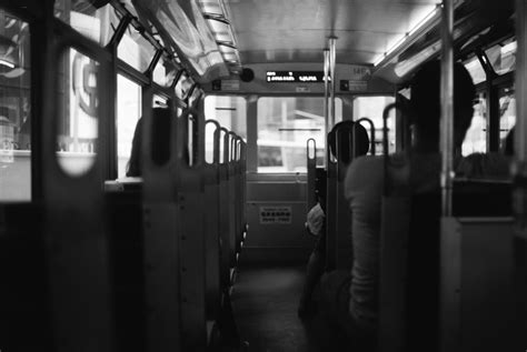 무료 이미지 검정색과 흰색 수송 차량 좌석 검은 단색화 대중 교통 버스 앉아있는 승객 흑백 사진 빠른 운송 4547x3047 1393300