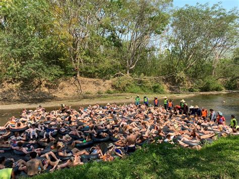 Photo Gallery คึกคักสุดขีด นักท่องเที่ยวต่างชาติ 480 ชีวิตแห่ล่องห่วงยางเต็มน้ำปาย