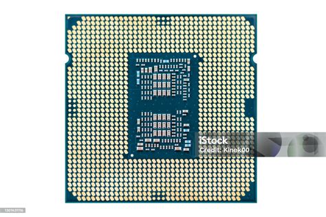 흰색 배경에 격리 된 녹색 회로 기판에 Lga 1200 소켓 아래 최신 Cpu 프로세서의 최고 매크로 샷 Cpu에 대한 스톡