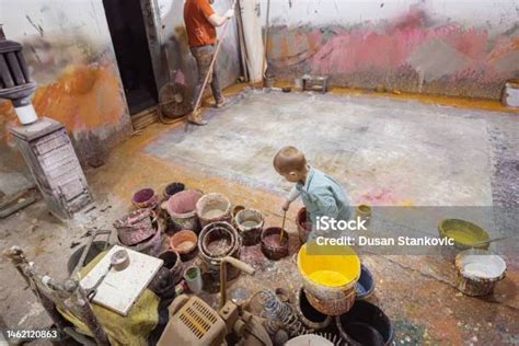 스튜디오에서 일하는 아들과 아버지 가족 사업 개념입니다 2 3 살에 대한 스톡 사진 및 기타 이미지 2 3 살 2명 35 39세 Istock