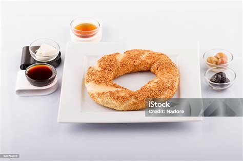 터키 베이글 Simit 또는 Gevrek 세서미 흰색 배경 0명에 대한 스톡 사진 및 기타 이미지 0명 건강한 식생활 곡선 Istock