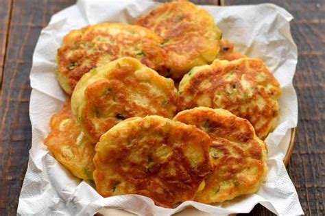 Швидкі пиріжки з яйцем та зеленою цибулею