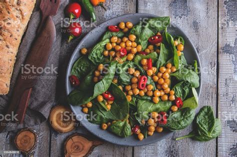 병아리콩과 채소 샐러드와 시금치 잎 건강 한 수 제 채식 음식 다이어트 0명에 대한 스톡 사진 및 기타 이미지 0명 건강한