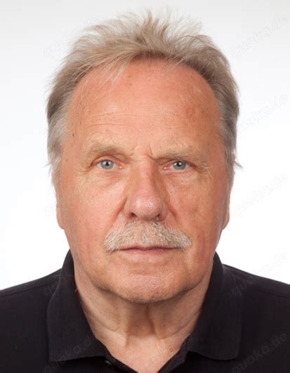 Gutsituierter älterer Mann Sucht Schlanke Frau Für Wöchentliche