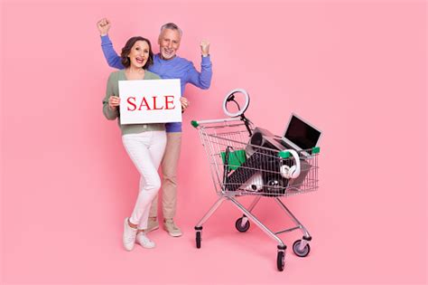 두 기뻐하는 재미 있는 사람들의 전체 크기 초상화는 종이 플래카드를 들고 주먹을 올리고 분홍색 배경에 고립되어 있습니다 2명에 대한 스톡 사진 및 기타 이미지 Istock