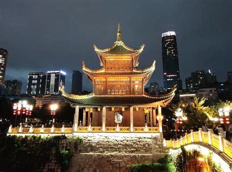璀璨的燈火中打卡貴陽甲秀樓 每日頭條