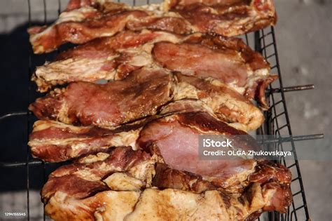 연기와 구운 고기의 큰 스테이크 야외에서 요리 흐린 배경 고기에 대한 스톡 사진 및 기타 이미지 고기 구이 굽기 Istock