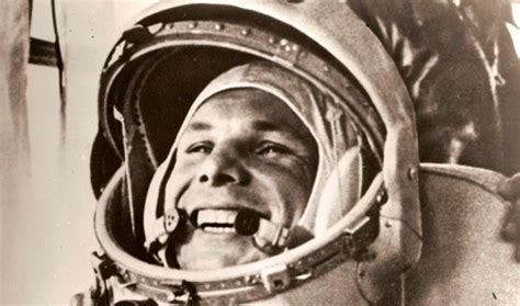 12 апреля 1961 года Гагарин первым из землян совершил космический полет ...
