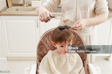 어머니 여자는 집 부엌에서 가위 유아 아기를 자른다 작은 아이의 머리를 자르는 자기 미용사 1세 6개월 된 아이 12 17 개월에 대한 스톡 사진 및 기타 이미지 Istock