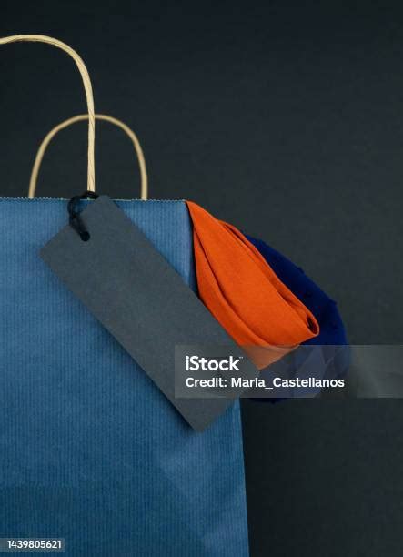 어두운 배경에 텍스트가 없는 검은색 레이블이 있는 파란색 종이 봉지 공간을 복사합니다 세로 사진 가방에 대한 스톡 사진 및 기타 이미지 Istock