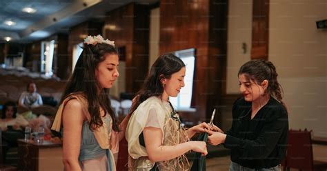 방에 나란히 서 있는 두 소녀 사진 Unsplash의 연기자 이미지