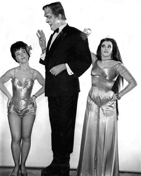 Fred Gwynne And Yvonne De Carlo In The Munsters 8x10 Publicity Photo Da 641 Ebay The