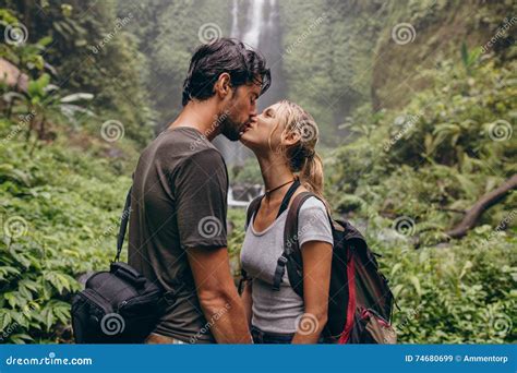 Paare In Der Liebe Die Nahe Einem Wasserfall Im Wald Küsst Stockbild