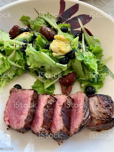 플래터에는 수제 저녁 식사가 있습니다중간 희귀 스테이크와 아보카도를 곁들인 그린 샐러드 0명에 대한 스톡 사진 및 기타 이미지 0명 건강한 식생활 고급 요리 Istock