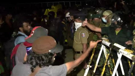 9 Arrested 50 Injured As Sri Lankan Troops Raid Protest Camp Rubbish