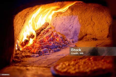 벽난로 굽기 구운 피자를 위한 전통적인 벽돌 오븐에서 따뜻한 불타는 불꽃과 빛나는 불 가연성에 대한 스톡 사진 및 기타 이미지 가연성 검은색 노랑 Istock