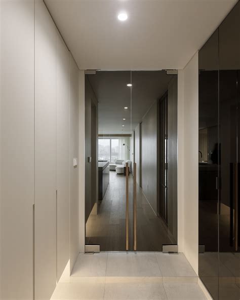 로그디자인 인테리어 스튜디오 자투리 공간을 허용하지 않은 스마트한 수납으로 채워진 공간 철저한 계획으로 완성된 밀도 높은