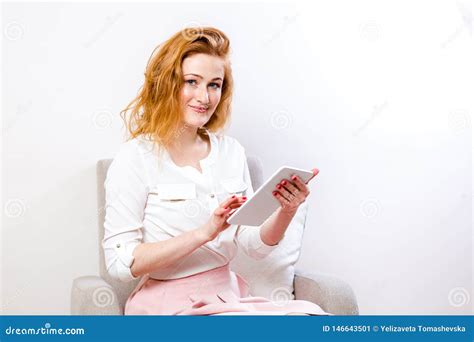 Concepto De La Gente De La Tecnolog A Y De La Educaci N Mujer Joven Del Estudiante Que Se