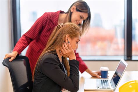 หัวหน้าทีมอาวุโสของกลุ่มเพื่อนร่วมงานธุรกิจสตาร์ทอัพที่ทํางานในสํานักงานมองคอมพิวเตอร ภาพสต็อก