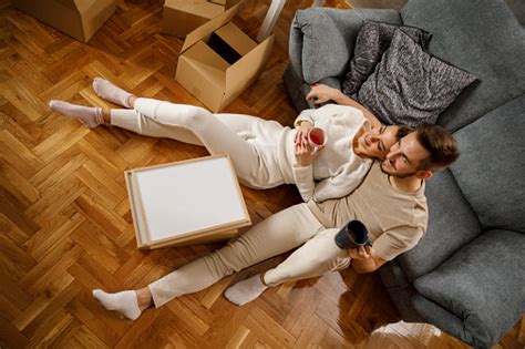 풀 길이의 커플의 사진 을 복용 A 커피 휴식 에서 풀 고 함께 껴안고 25 29세에 대한 스톡 사진 및 기타 이미지 25 29세 2명 가정 생활 Istock