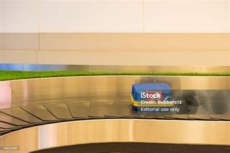 푸 켓 국제 공항에서의 수하물 컨베이어 벨트의 여행 가방 또는 수하물 푸 켓 태국 가방에 대한 스톡 사진 및 기타 이미지 가방 게이트 공항 Istock