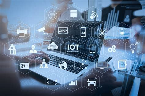 비즈니스 문서 스마트 휴대 전화 및 노트북 컴퓨터와 그래프 비즈니스 소셜 네트워크 다이어그램 및 3 명의 동료는 백그라운드에서 데이터를 논의와 사무실 테이블에 고객 참여에