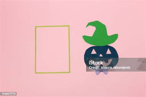 파티를 위해 준비된 모자가있는 진한 파란색 종이 호박 복사 공간 초대장 할로윈 창조적 인 개념으로 프레임 옆 10월에 대한 스톡 사진 및 기타 이미지 Istock