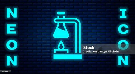 벽돌 벽 배경에 고립 된 화재 히터 실험 아이콘에 빛나는 네온 유리 테스트 튜브 플라스크 실험실 장비 벡터 Dna에 대한 스톡 벡터 아트 및 기타 이미지 Istock