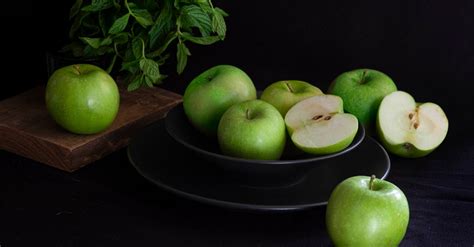 실내 건강한 검은색 과일 과일을 자르다 과즙이 많은 구성 균형이 잡힌 날 음식 녹색 녹색 사과 녹지 농작물 다이어트 대조 러스틱 목조 판자