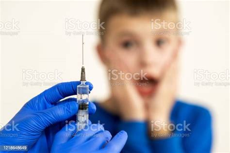 두려워하는 아이 소년에게 주사기로 예방 접종 주사를 준비하는 의사 학교 개념에서 아이들의 예방 접종 울음에 대한 스톡 사진 및 기타 이미지 Istock